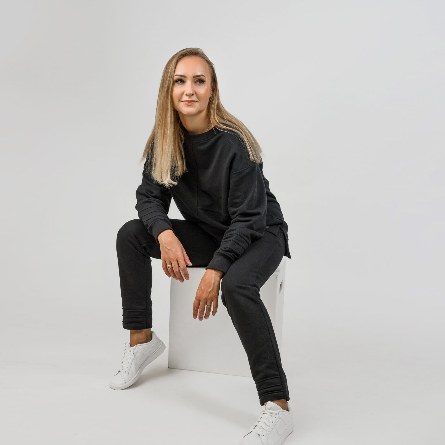 Moteriškas laisvalaikio kostiumas ,,Deep Black,, | Uptownlady.lt